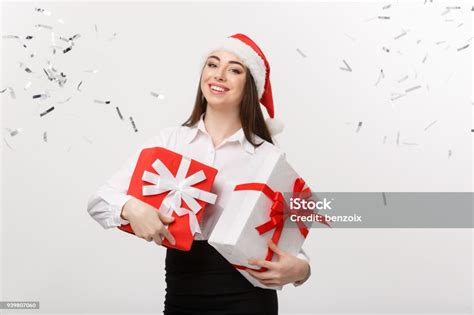 비즈니스 개념색종이 축 하 배경으로 선물 상자를 들고 산타 모자와 아름 다운 젊은 백인 비즈니스 우먼 남자에 대한 스톡 사진 및 기타 이미지 Istock