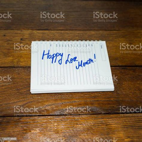 행복한 사랑의 달 종이에 사랑 텍스트를 쓰기 사랑스러운 메시지 나선형 의제에 대한 텍스트입니다 로맨틱 사랑 개념 발렌타인 데이