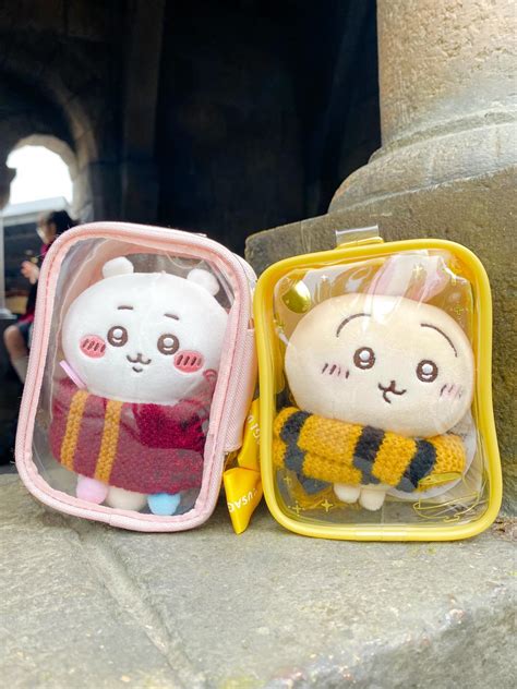 在東京的哈利波特影城買了給烏薩奇的學院圍巾！ 在選的時候有點猶豫烏薩奇是哪個學院的，第一印象感覺是勇敢的葛萊芬多，但除草三級又多才多藝又有點像雷文克勞，結果最終在私心和配色上選擇了赫夫帕夫