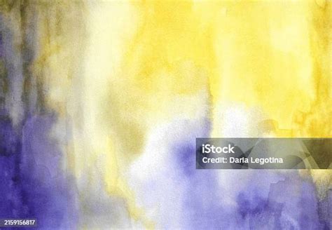 수채화 질감 배경 노란색에서 보라색으로 그라데이션 장식 디자인 인쇄 포장지 벽지 손으로 그린 밝은 추상 여러 가지 빛깔의 캔버스 그라데이션에 대한 스톡 벡터 아트 및 기타