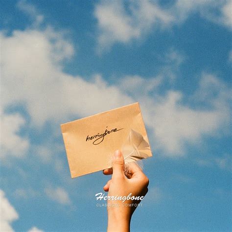 얼루어 Allure Korea 광고 화보 속 여배우처럼 피부에 조명을 켠 듯 화사하게 빛나는 피부가 갖고 싶다면 아워글래스 앰비언트소프트글로우파운데이션 을