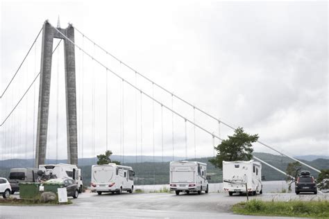 Emissionsguiden Hissar Sex Flaggor I Ellwees Företrädesemission