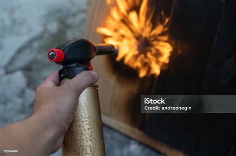 옛날 일본식 기법을 사용한 전문 목수 가스 버너와 나무 판자 굽기 0명에 대한 스톡 사진 및 기타 이미지 0명 Diy 개념 Istock