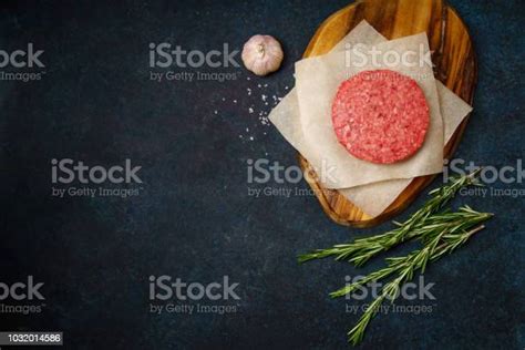 로즈마리 잔 가지와 마늘와 어두운 파란색 배경에 원시 다진된 쇠고기 버거 상위 뷰 복사 공간 가루로 빻은에 대한 스톡 사진 및 기타 이미지 Istock