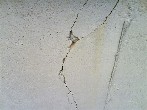 Как заделать трещину в стене в ванной лучшие способы