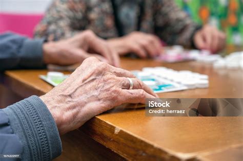 요양원에서 빙고를 하는 노인의 클로즈업 레저 게임 지원 생활 보조 및 은퇴 고화질 사진 70 79세에 대한 스톡 사진 및 기타 이미지 Istock