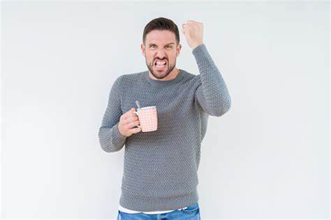 젊은이 고립 된 배경 화가 위에 커피와 미친과 제기 손으로 소리 분노와 좌절 외치고 분노 개념의 Driking 컵 남자에 대한 스톡 사진 및 기타 이미지 Istock