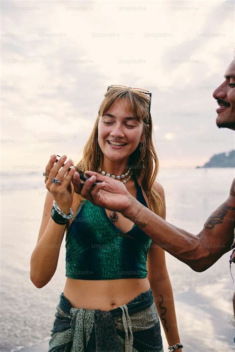 나란히 서 있는 남자와 여자 사진 Unsplash의 휴가 이미지