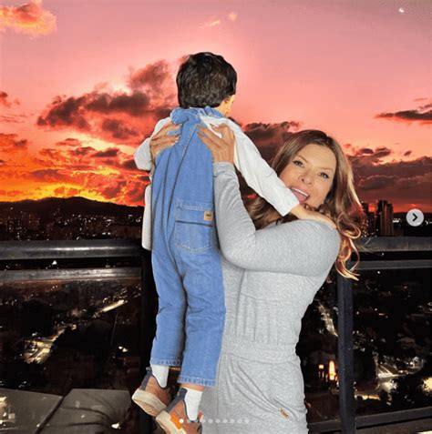 Mara Maravilha Posa Com O Filho E Impressiona “olha Como Cresceu”