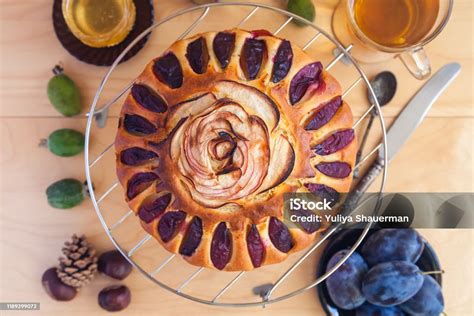 자두와 사과 조각으로 장식 된 둥근 케이크 가벼운 나무 테이블에 신선한 과일과 차와 가을 정물 케이크에 대한 스톡 사진 및 기타 이미지 Istock