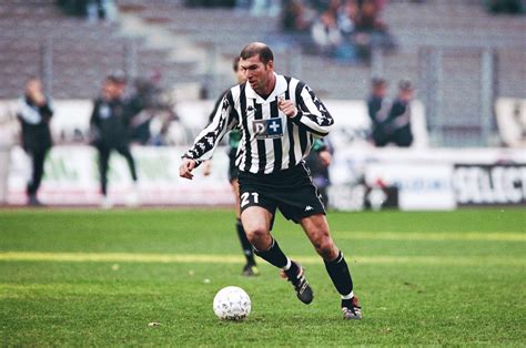 Zinedine Zidane Huyền Thoại Và Chiến Lược Gia Hành Trình Từ Cầu Thủ Đến Huấn Luyện Viên Vĩ Đại