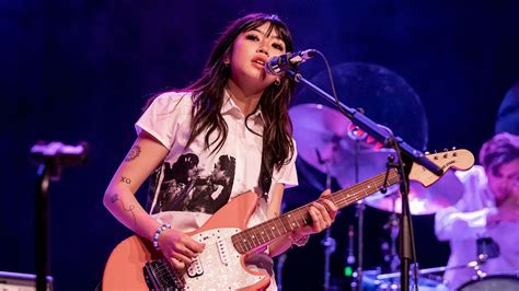 Download Beabadoobee Live Performance Wallpaper