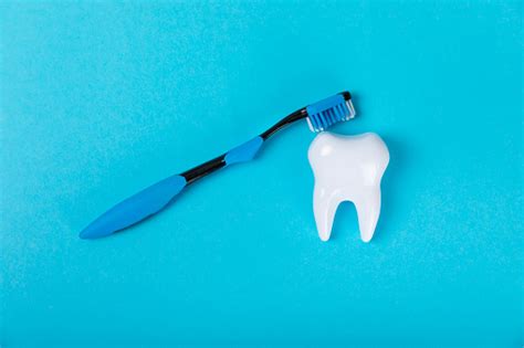 파란색 배경에 치아 모델입니다 구강 위생을위한 치과 도구 전기 치간 청소기 치과용 물 샤워 구강 관리 개념입니다 0명에 대한