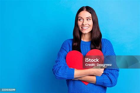 꿈꾸는 달콤한 아가씨의 사진 빈 공간 보류 빨간 종이 심장 로맨스 블루 컬러 배경에 고립 갈색 머리에 대한 스톡 사진 및 기타 이미지 갈색 머리 감정 귀여운 Istock
