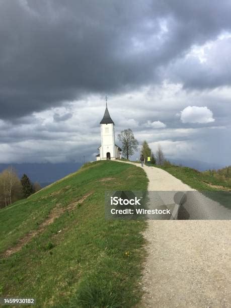 성 프리모즈와 펠리시얀 교회로 이어지는 좁은 길 잠닉 크란 슬로베니아 0명에 대한 스톡 사진 및 기타 이미지 0명 건축물 구름 Istock