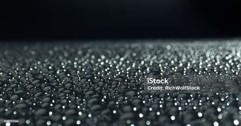 검은 색 배경에 빛 반사와 물 방울 광택 표면에 떨어뜨립니다 추상 적습 표면 0명에 대한 스톡 사진 및 기타 이미지 0명 Lcd 가로등 Istock