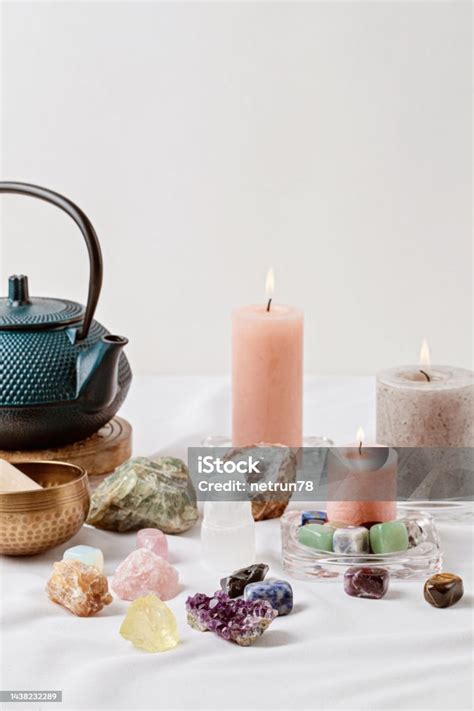 치유 레이키 차크라 크리스탈 요법 웰빙 명상 스트레스 해소 휴식 정신 건강 영적 관행을위한 보석이있는 대체 의식 에너지 파워 개념 기치료에 대한 스톡 사진 및 기타 이미지