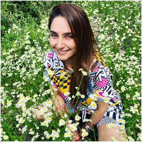Ragini Dwivedi ಹೂವಿನ ಗಿಡಗಳ ಮಧ್ಯ ಕುಳಿತು ಖುಷಿಪಟ್ಟ ರಾಗಿಣಿ ದ್ವಿವೇದಿ ಫೋಟೋ ವೈರಲ್ Kannada News