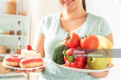 바디 케어 디저트와 야채 클로즈업 흐리게 배경 행복 미소와 다른 접시를 들고 냉장고 근처 부엌에 서 통통한 소녀 가정 생활에