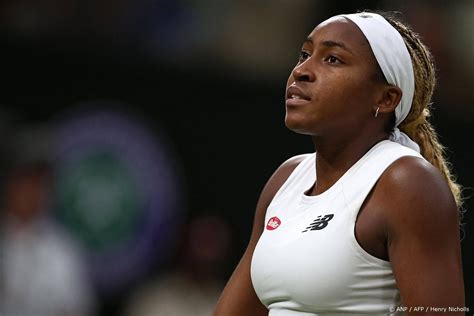 Tennisster Coco Gauff En Basketballer Lebron James Dragen Vlag Bij