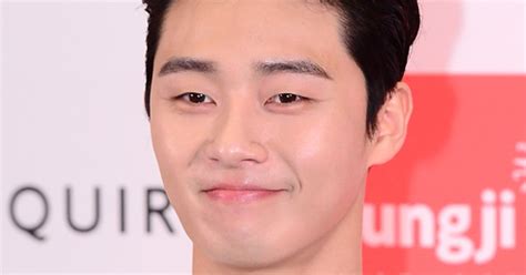 박서준 입술 꾹꾹 미소 귀여워~ [mbn포토]