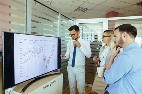 사무실 보드룸에서 프로젝트를 작업하는 크리에이티브 비즈니스 팀 가리키기에 대한 스톡 사진 및 기타 이미지 가리키기 계획 공유 개념 Istock