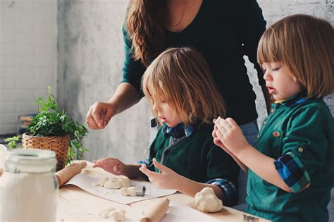 어머니는 부엌에서 아이 들과 함께 요리입니다 유아 형제 함께 제빵과 주말 아침에 과자 집에서 놀고 가정 주방에 대한 스톡 사진 및 기타 이미지 Istock