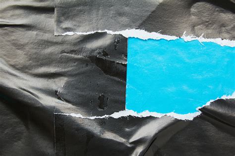 검은 구겨진 찢어진 광택 종이 포스터는 오래된 파란색 플래카드 질감 배경이있는 도시 광고판에 붙어 있습니다 문자 메시지의 공간을 복사합니다 0명에 대한 스톡 사진 및 기타