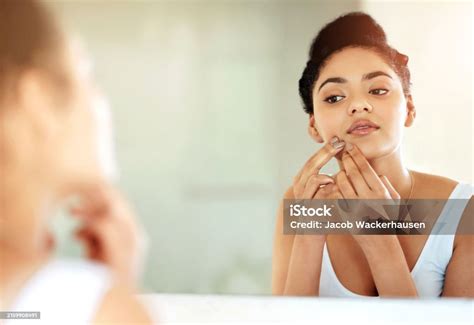 여드름 짜기 피부를 위한 욕실에서 여성의 얼굴 얼굴 관리 아침 루틴으로 얼굴 관리 소녀와 함께 위생 검사 및 청소하고 뺨에 흠집 결점 및 흉터가 있는 여드름을 터뜨립니다