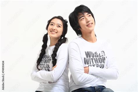 스튜디오 속 젊은 대학생 커플 Stock Photo Adobe Stock
