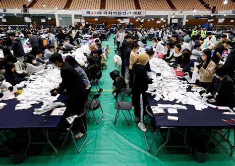 Voters In Many Countries Sceptical Of Democracy Poll Shows World News
