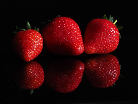 배경 화면 딸기 과일 자연 정물 검은 색 배경 식품 드라마 4608x3456 985552 배경 화면 Wallhere
