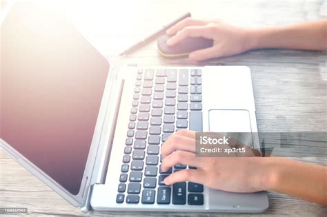 마우스로 노트북 키보드에 입력 하는 비즈니스 여자 손의 클로즈업 고름에 대한 스톡 사진 및 기타 이미지 고름 기업 비즈니스