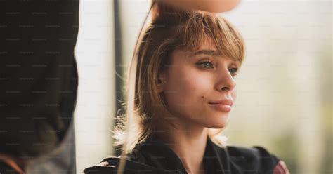 전문 미용사 스타일리스트 사람과 헤어 패션 미용실 개념 이발 및 헤어 케어에 대한 여성 클라이언트 머리 장식 이발사 장비 미용사는 여성 모델에 헤어 스타일을 만들기