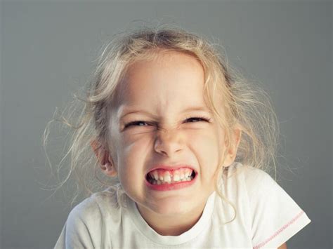 علت تورم و قرمزی لثه در کودکان چیست؟ روش‌های درمان تورم