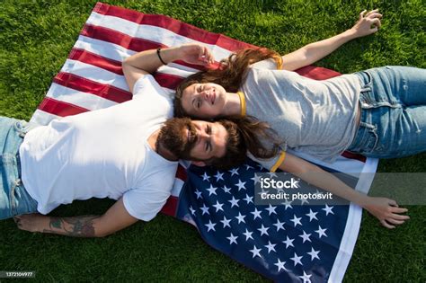 미국의 역사 미국 애국사람들 미국 커플 야외에서 미국 국기에 휴식 독립 기념일 공휴일 수염이 있는 힙스터와 소녀 7월 4일 미국의 전통 2명에 대한 스톡 사진 및 기타