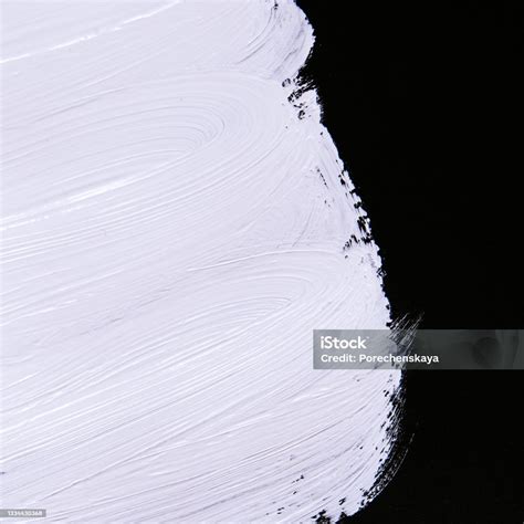 흰색 브러시 스트로크는 검은색 배경에 페인트칠합니다 최소한의 추상적 크리에이티브 텍스처 0명에 대한 스톡 사진 및 기타 이미지