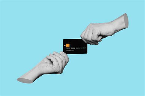 검은 색 플라스틱 신용 카드는 파란색으로 다른면에서 두 여자의 손에 있습니다 신용 카드에 대한 스톡 사진 및 기타 이미지 신용 카드 합성 이미지 손 Istock