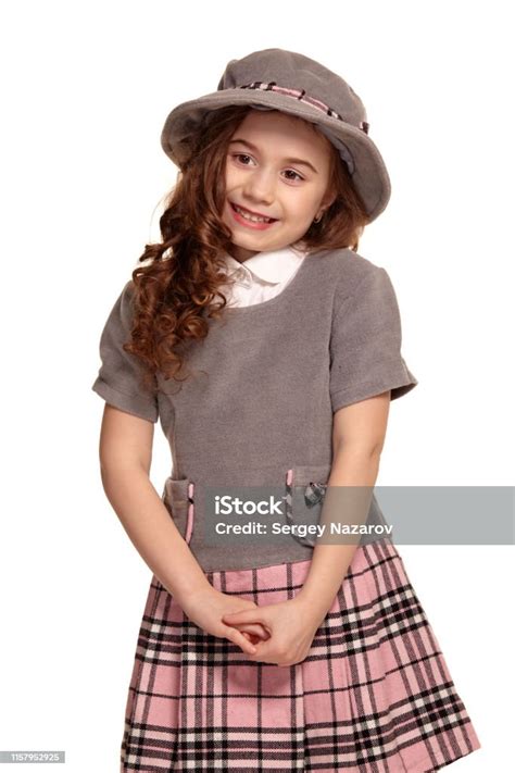 흰색 배경에 고립 된 포즈를 취한 길고 곱슬 한 머리카락을 가진 사랑스러운 어린 아이의 스튜디오 샷 갈색 머리에 대한 스톡 사진 및 기타 이미지 Istock