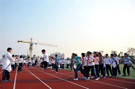 学校举行体育比赛活动