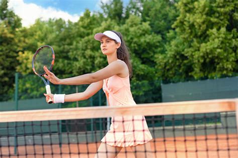 라켓으로 테니스 공을 강하게 때리는 전문 장착 여성 테니스 선수 경쟁에 대한 스톡 사진 및 기타 이미지 경쟁 그랜드 슬램 놀기 Istock