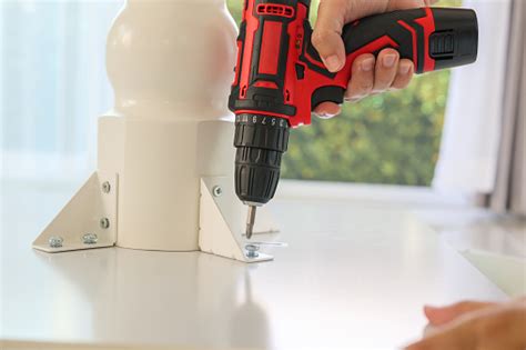 무선 드라이버를 사용하여 집에서 흰색 테이블 가구를 조립하는 남자 Diy에 대한 스톡 사진 및 기타 이미지 Diy 가구 개성 개념 Istock