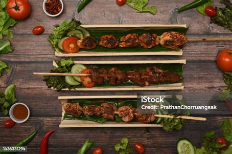 구운 고기 꼬치는 나무 배경에 신선한 야채와 함께 대나무 통 접시에 제공됩니다 0명에 대한 스톡 사진 및 기타 이미지 0명 건강한 식생활 고기 Istock