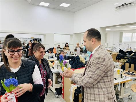 Кметът на Враца Калин Каменов подари над 1 000 цветя снимки