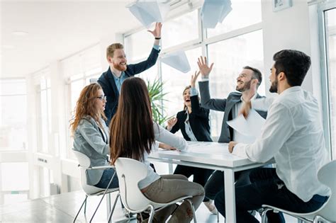 사무실에서 프로젝트 및 브레인 스토밍에 협력 하는 비즈니스 사람들 기업 문화에 대한 스톡 사진 및 기타 이미지 기업 문화