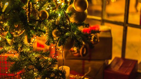 크리스마스와 새해 인테리어 장식 장난감 선물 선물 상자 깜박이는 화환 조명 램프로 장식 된 녹색 나무 벽난로와 자마스 나무 아늑한 크리스마스 분위기 12월에 대한 스톡 사진