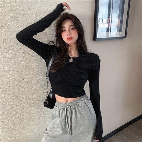 Moon Lab 顯身材必備🌶️ 合身坑條百搭長袖上衣🎈 這種搭任何下身都好看的上衣 衣櫃一定要來一件👍🏻