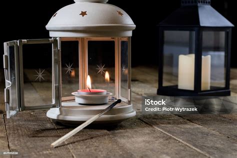 나무 테이블에 두 개의 작은 초 롱 오래 된 Latarence에 촛불이 나무 테이블입니다 검은 배경 0명에 대한 스톡 사진 및 기타 이미지 Istock