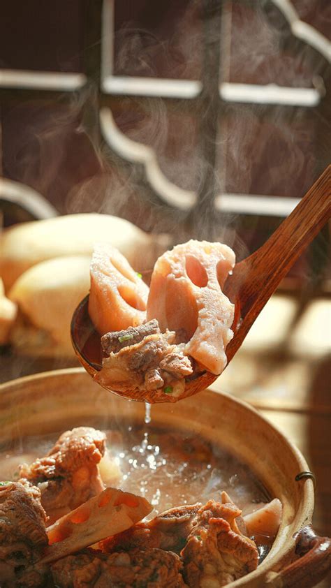 湖北的排骨藕汤 精选黄冈地区的九孔莲藕加入排骨一起炖出来的！这也是每到秋末冬初家家户户喜欢煨的汤！喝一碗浑身暖暖的！ 浮华半生 图虫