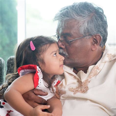 Nieta Que Se Besa De Abuelo Foto De Archivo Imagen De Viejo Cabrito